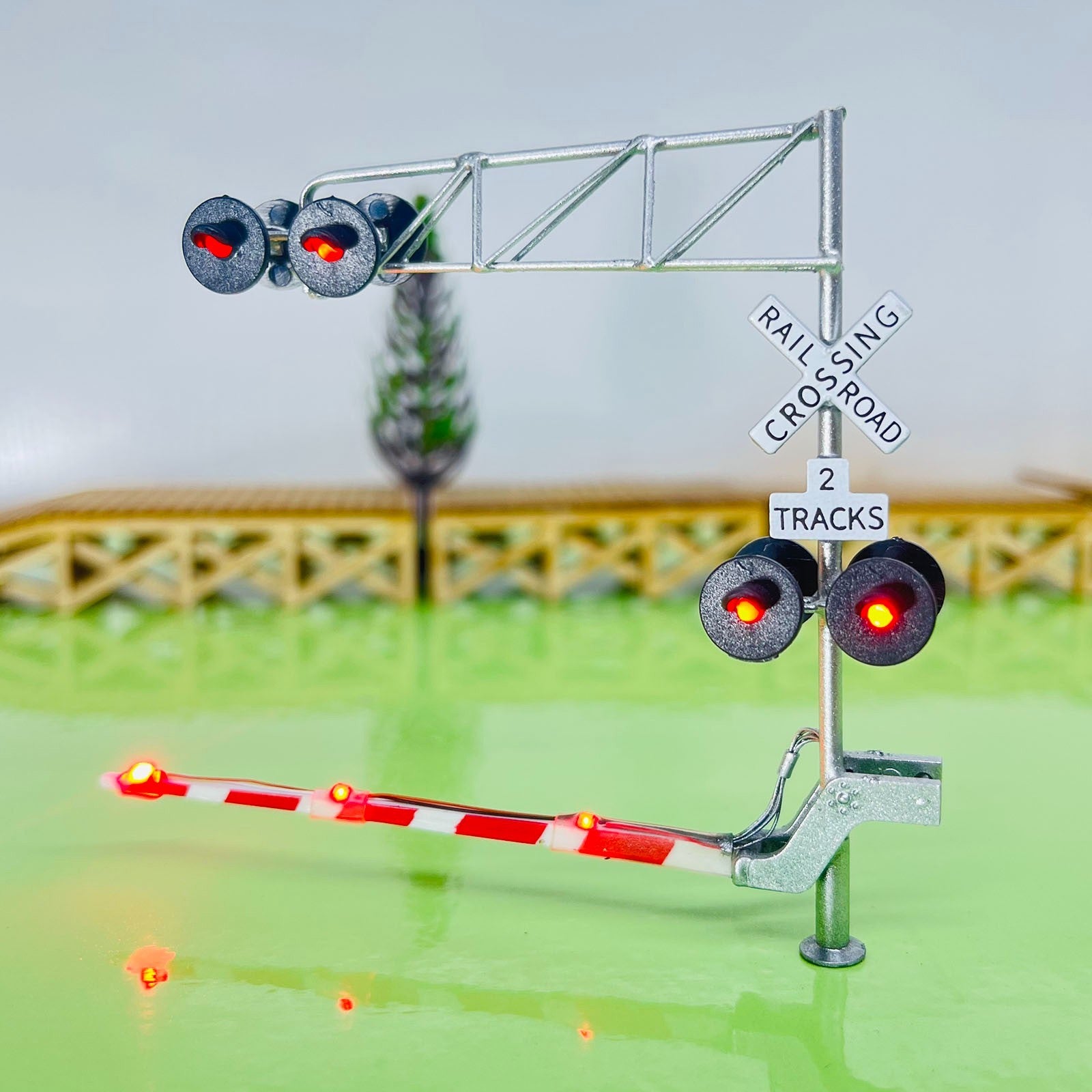 1 x HO scale model cantilever grade crossing signal with light on gate