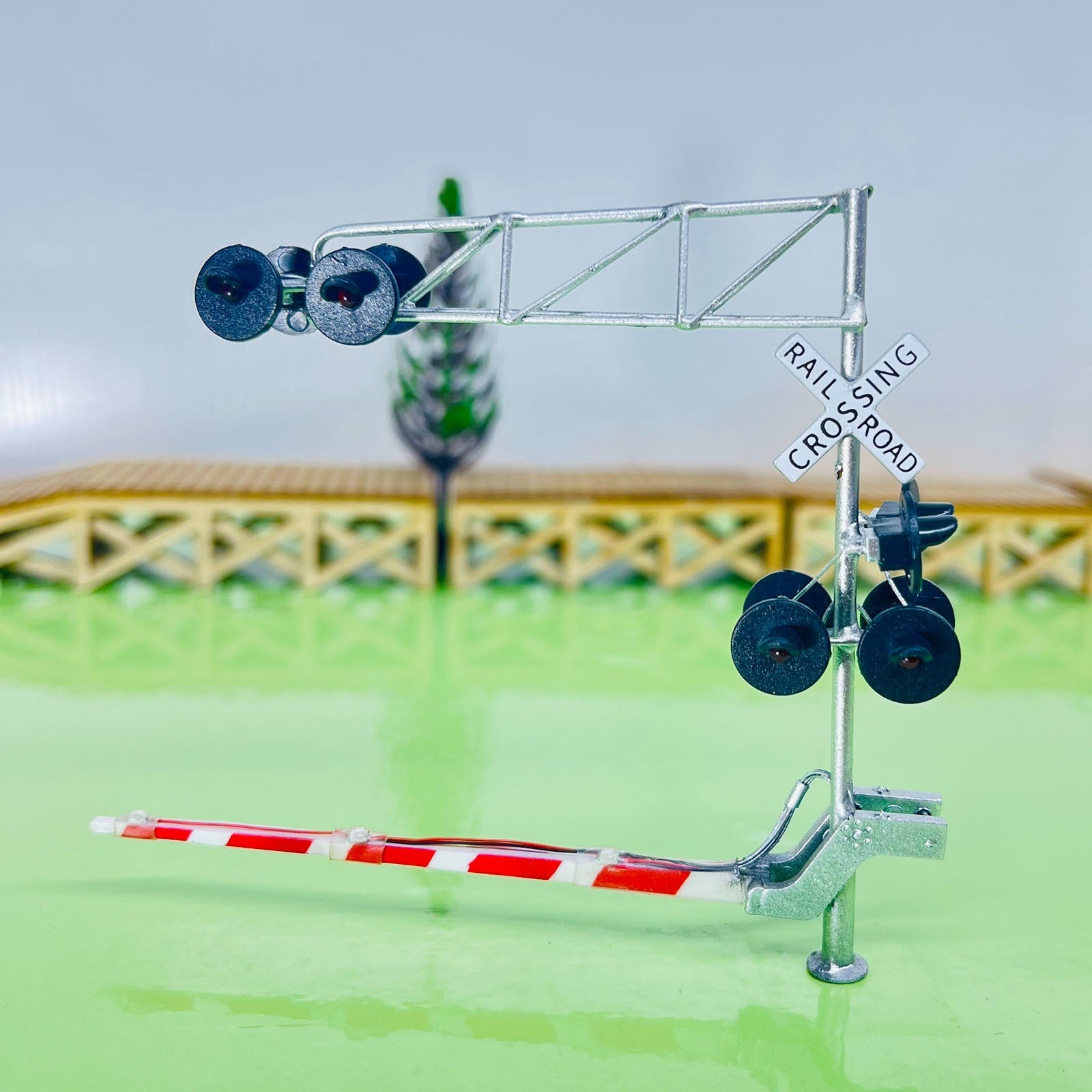 1 x HO scale cantilever grade crossing signal with light on gate #C27D