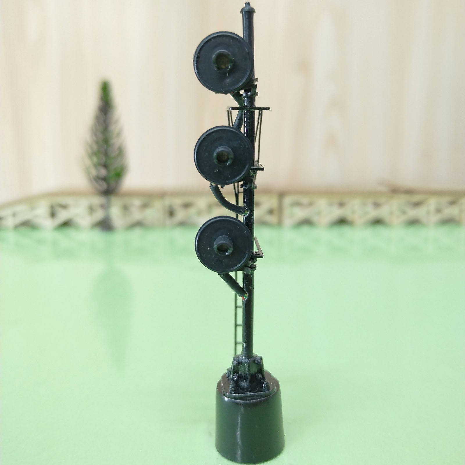 1 x HO scale model railroad 3-colors searchlight signal 3 heads laser