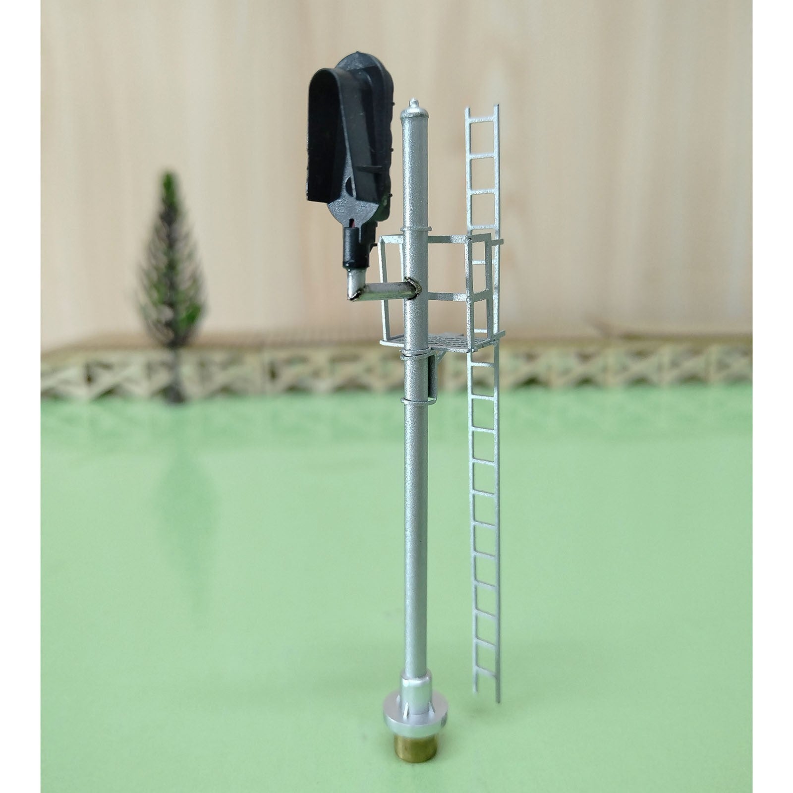 1 x HO scale 2 colors light Darth Vader style block signal ladder on b