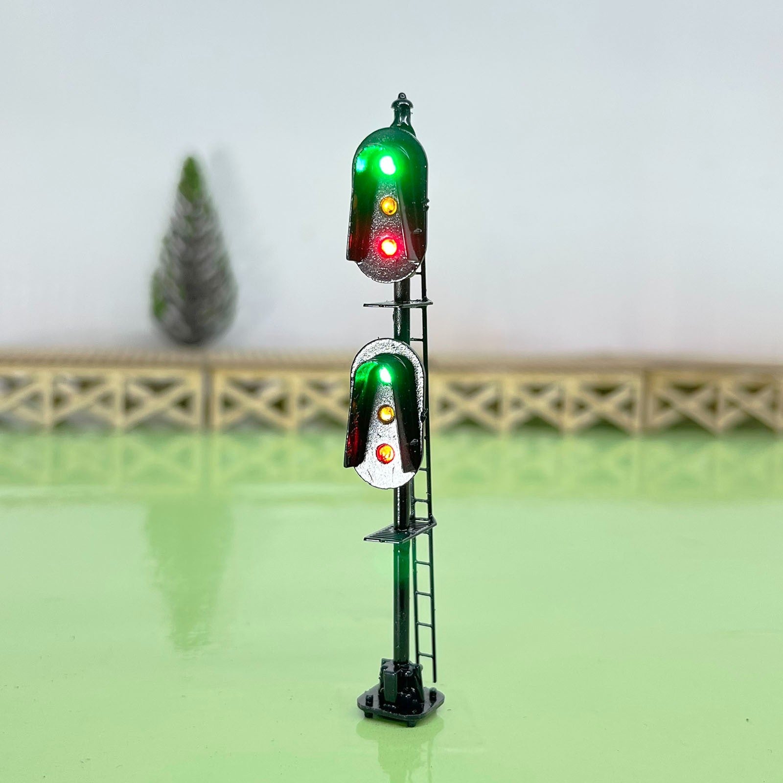 1 x HO scale 3 colors light Darth Vader style block signal 2 heads mod